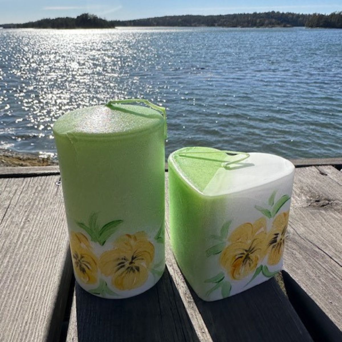 Jadeco Living - sisustuskynttilä orvokki sydän malli 8 cm (5 väriä)